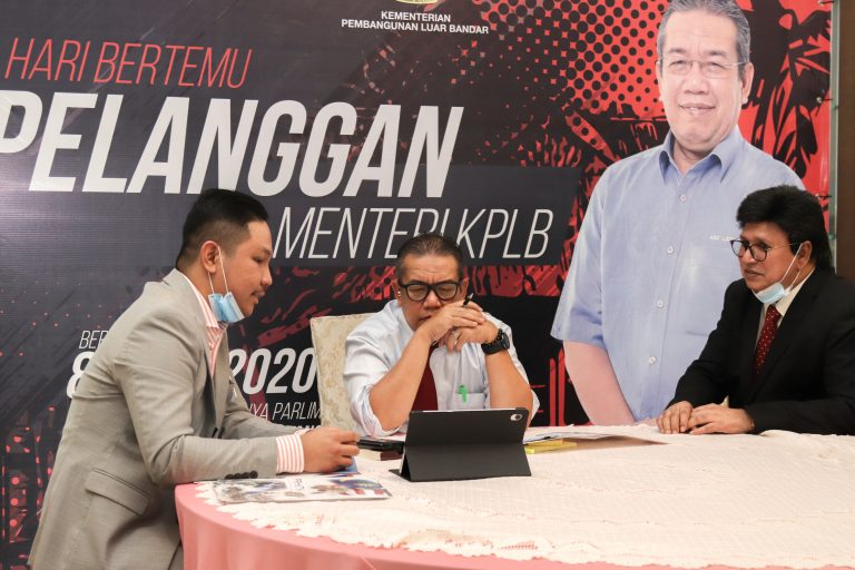 Kunjungan Hormat PRIHATIN kepada Menteri Pembangunan Luar Bandar (KPLB)